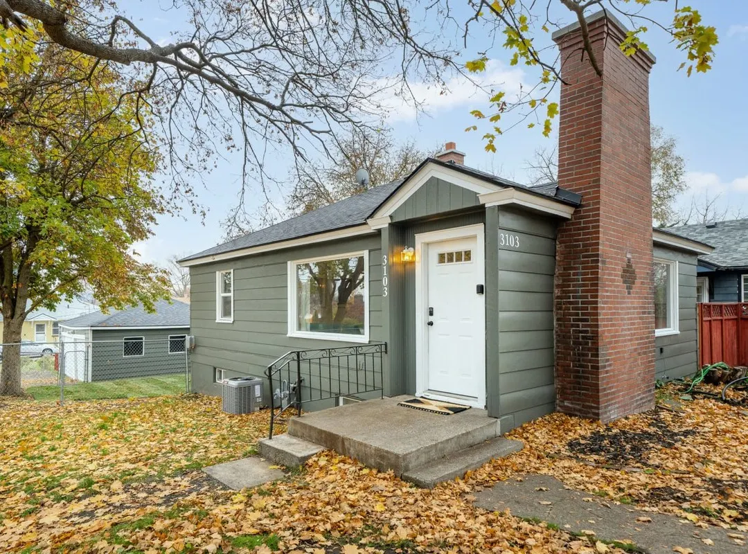 Cozy Escape With Smart Tvs And Fully Stocked Kitchen - Charming Hideaway - Spokane, WA