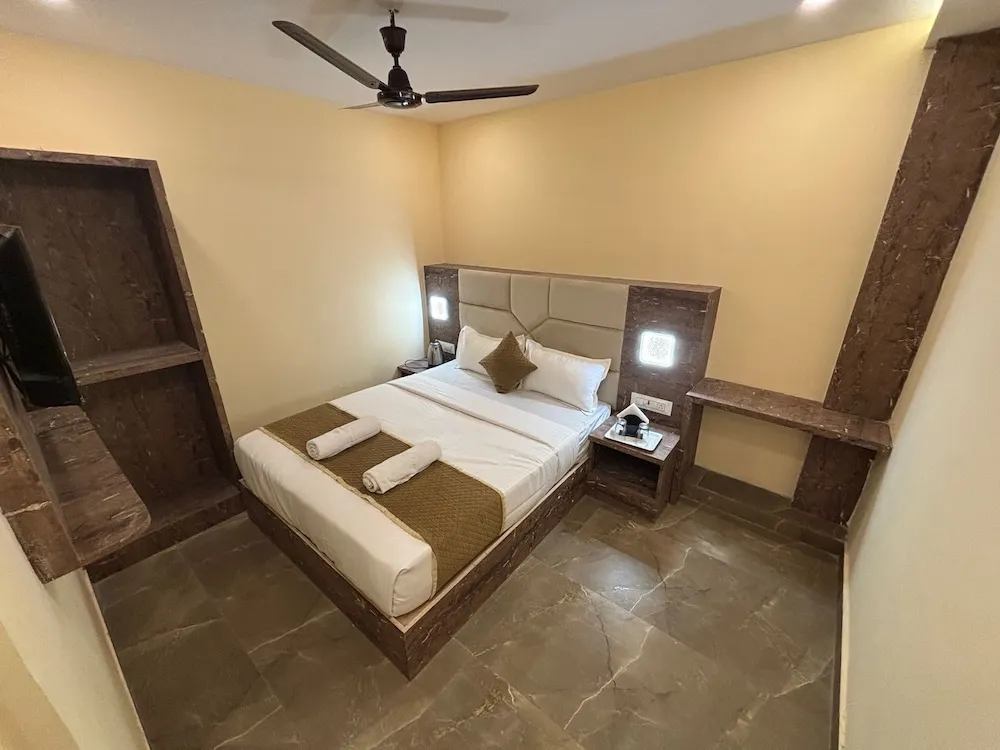Hotel Crystal Castle - Mumbai