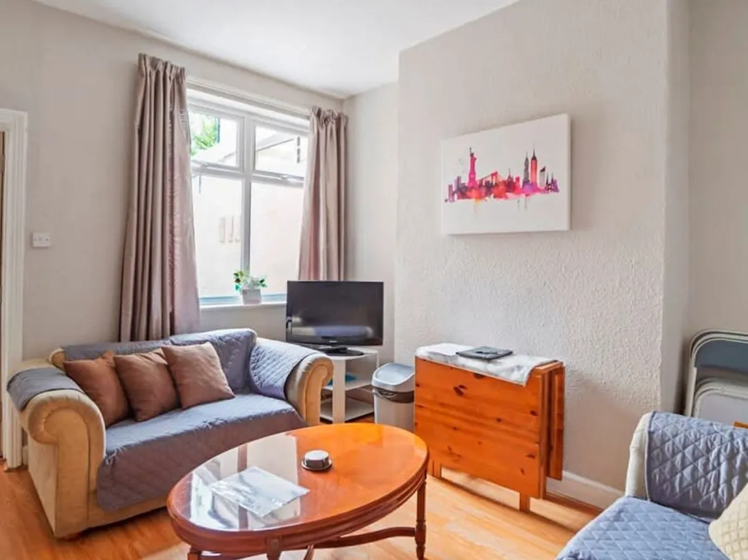 4 Bed Homely Retreat In Wolverhampton - Shropshire