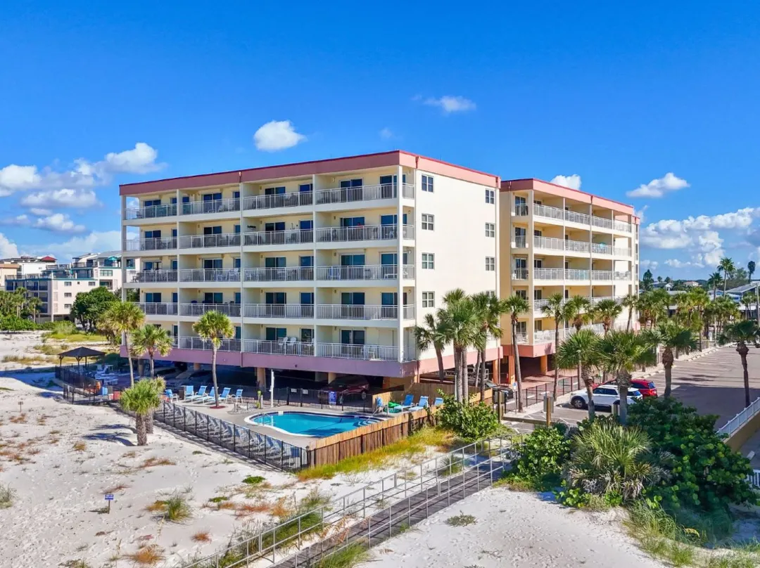 Beach View And Pool Access - Charming Coastal Haven - Redington Beach, FL
