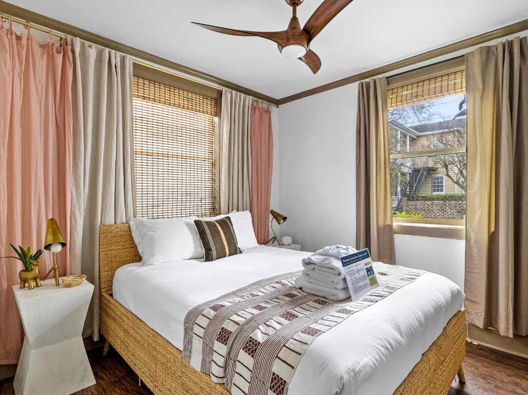 Lush Gardens And Opulent Decor In Downtown Retreat - Elegant Urban Oasis - Charleston, SC