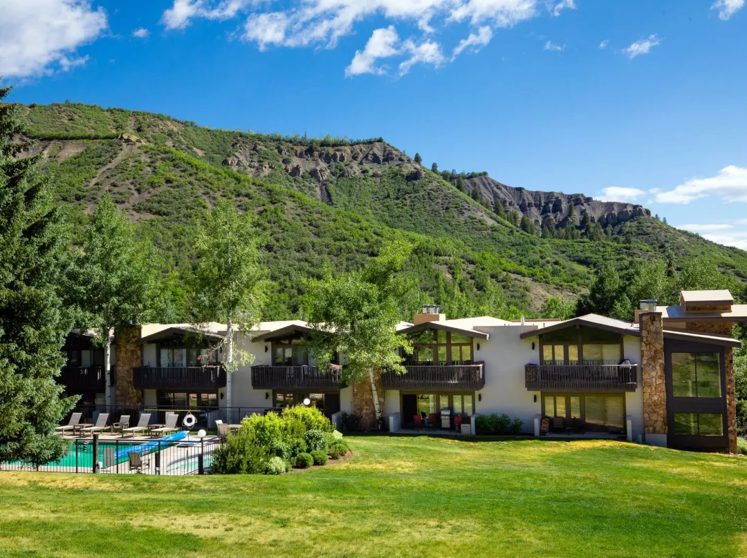 Ski-in Access And Cozy Living Space - Inviting Mountain Retreat - Snowmass, CO