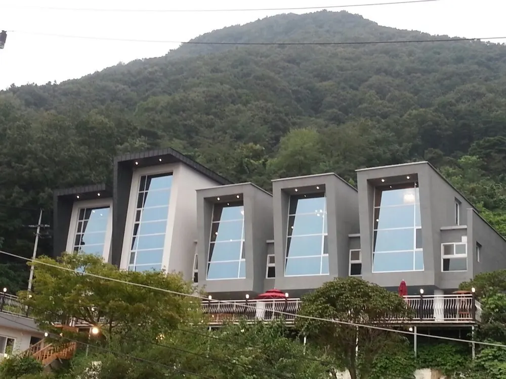 Bluehill Pension - 양평읍