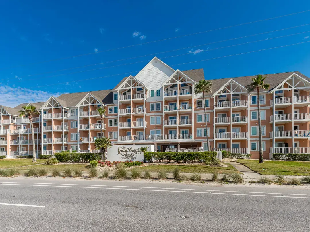 Gulf View Balcony And Cozy Interior - Charming Beachside Retreat - Gulf Shores, AL
