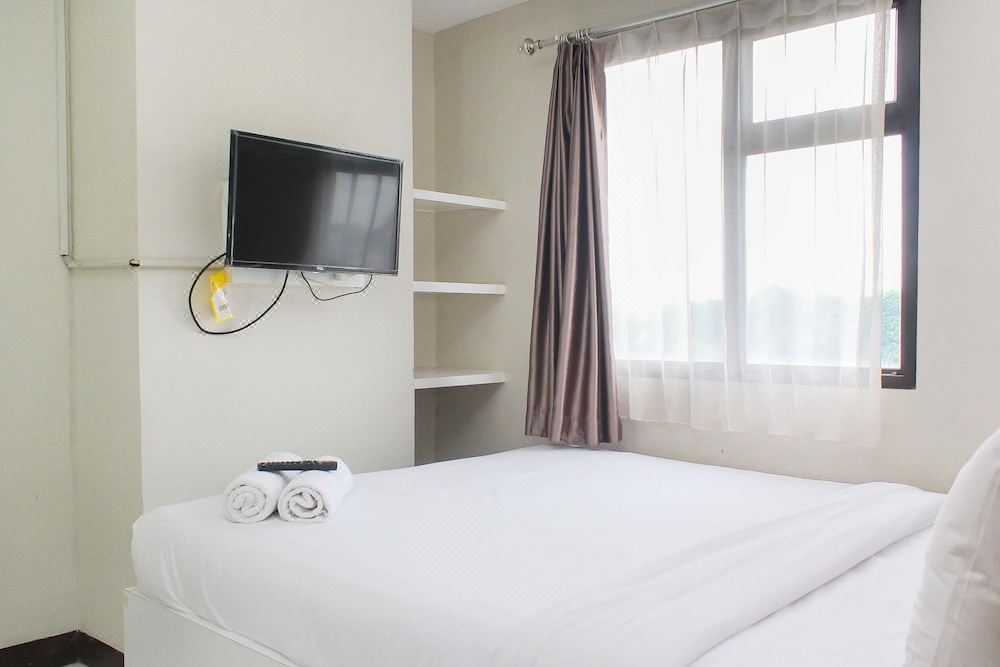 Comfortable And Cozy Living 2br At Lagoon Apartment - Bekasi