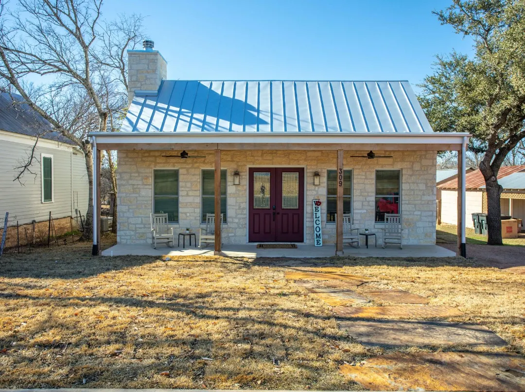 Hot Tub And Outdoor Deck Overlooking Baron's Creek - Charming Retreat - Fredericksburg, TX