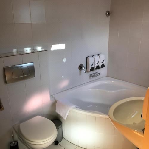 A La Martha's Air-port Guest House - Gqeberha