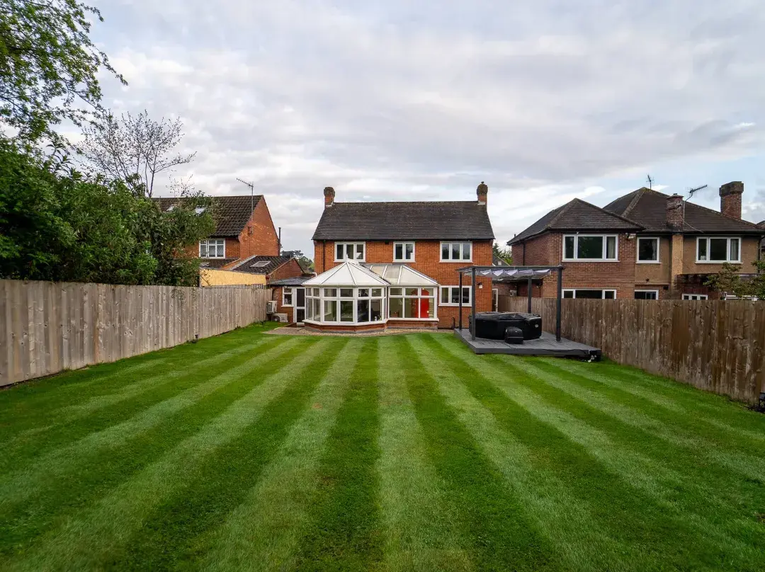 Luxury Retreat, Hot Tub,  Sk Massage Bed & Tesla - Watford