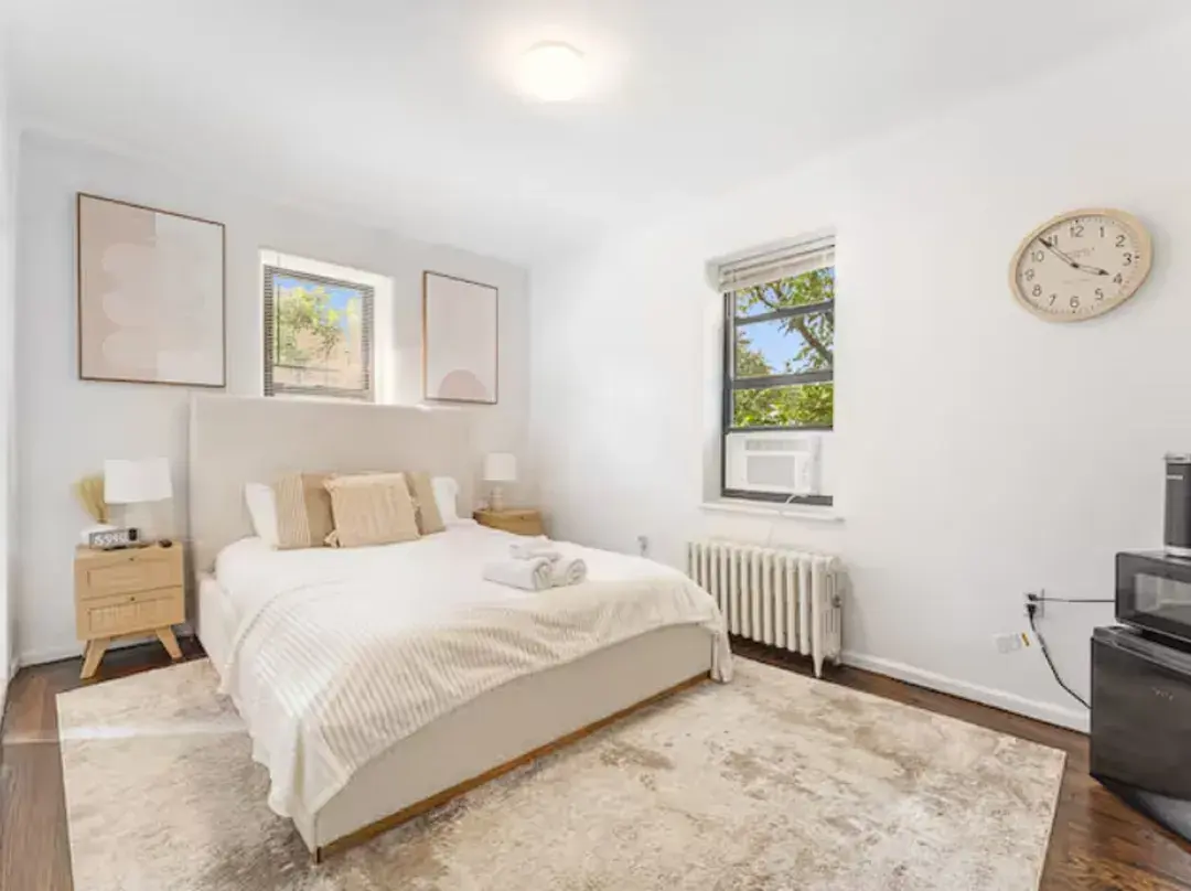 Cozy Retreat With Ample Space - Charming Haven For Connection - Staten Island, NY