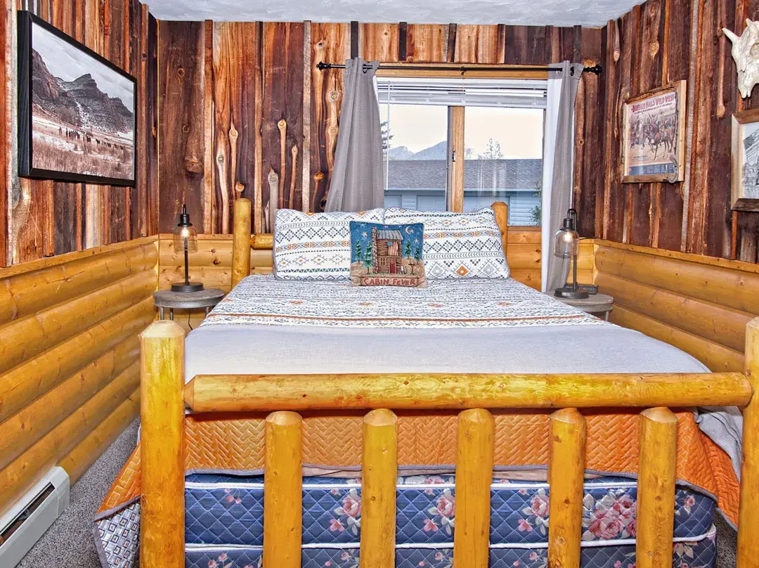 Scenic Retreat - Pine Cabinets, Hardwood Floors, Wifi, Grill - Estes Park, CO