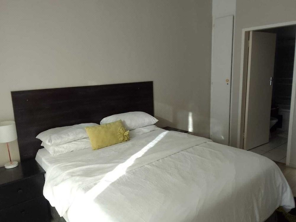 Central Sandton Apartment - Sandton