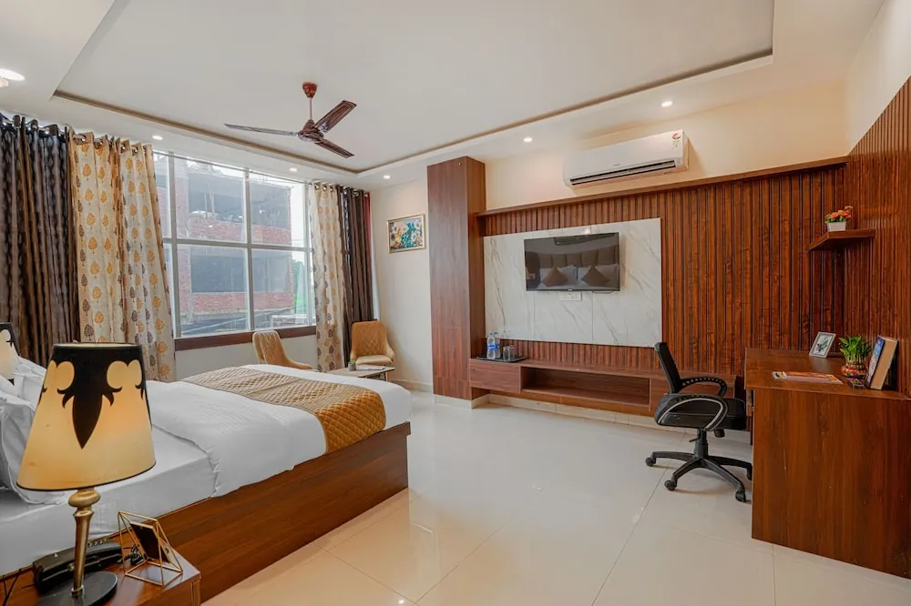 Hotel Devine - Zirakpur