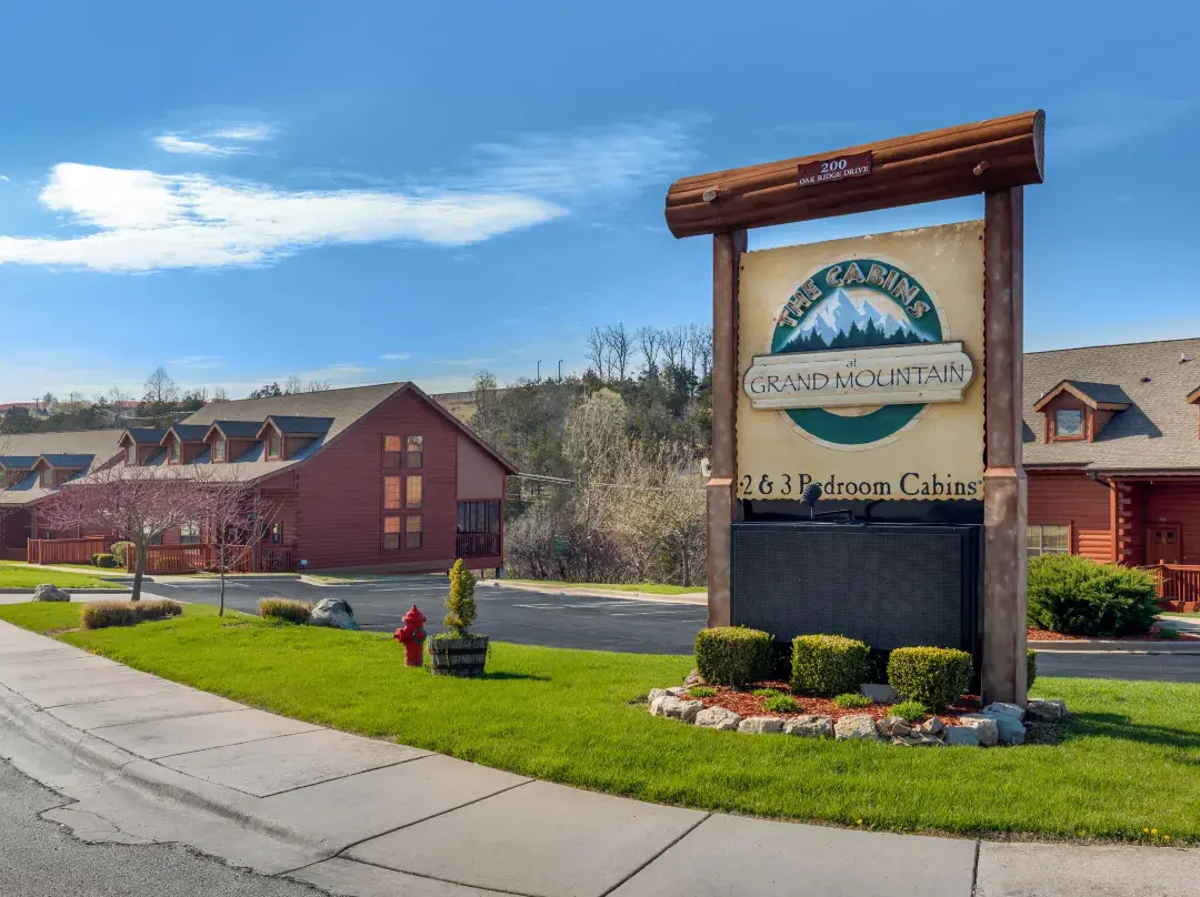 Cozy Fireplace, Jacuzzi Tub, Scenic Balcony - Charming Intimate Cabin - Branson, MO