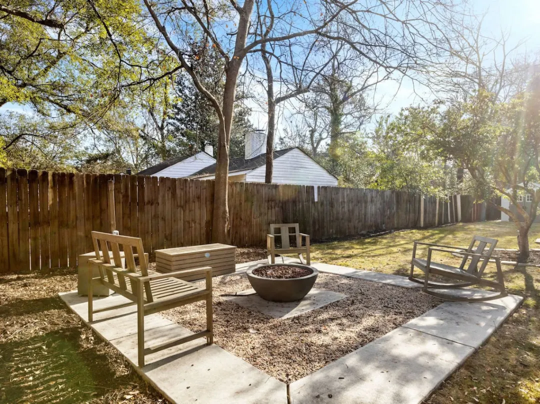 Backyard Hangout And Fast Wifi Access - Charming Retreat - Columbia, SC