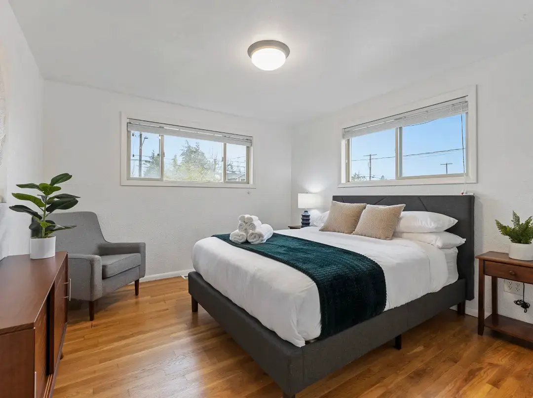 Large Decked Backyard With Bbq And Outdoor Seating - Cozy Charming Retreat - Mount Vernon, WA