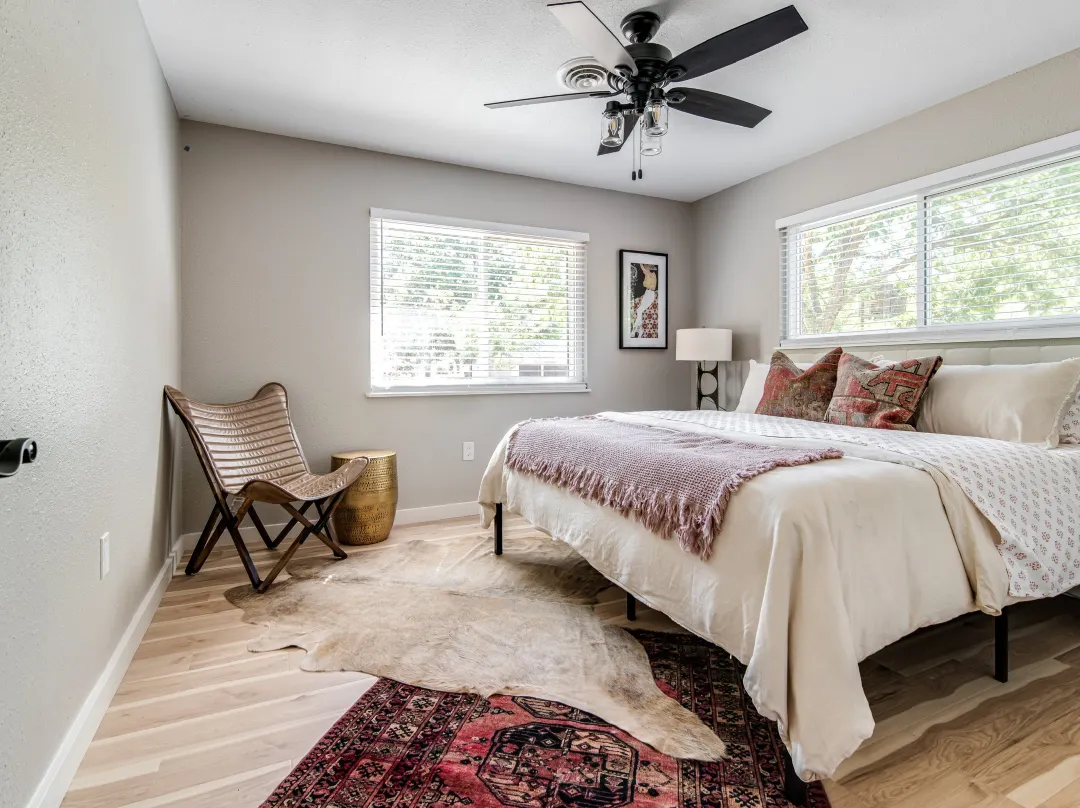 Beautiful Backyard And Cozy Living Space - Charming Modern Retreat - Fredericksburg, TX