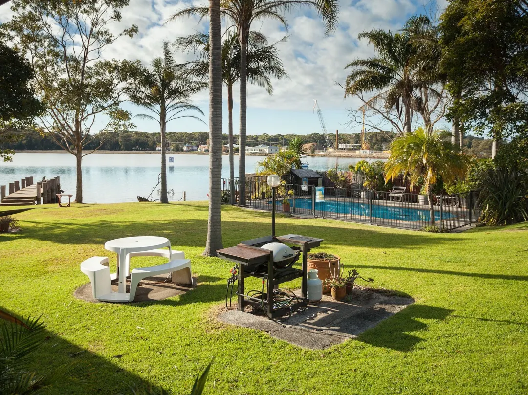 Lake Edge Holiday Units - South Coast