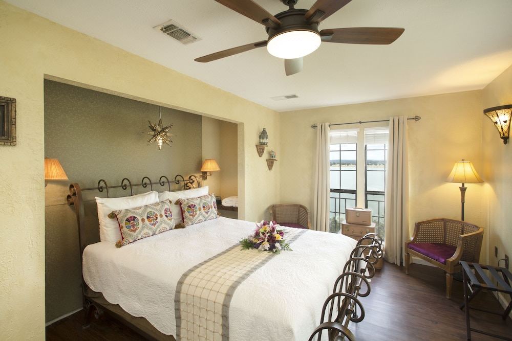 Lakehouse Bed And Breakfast - Canyon Lake, TX