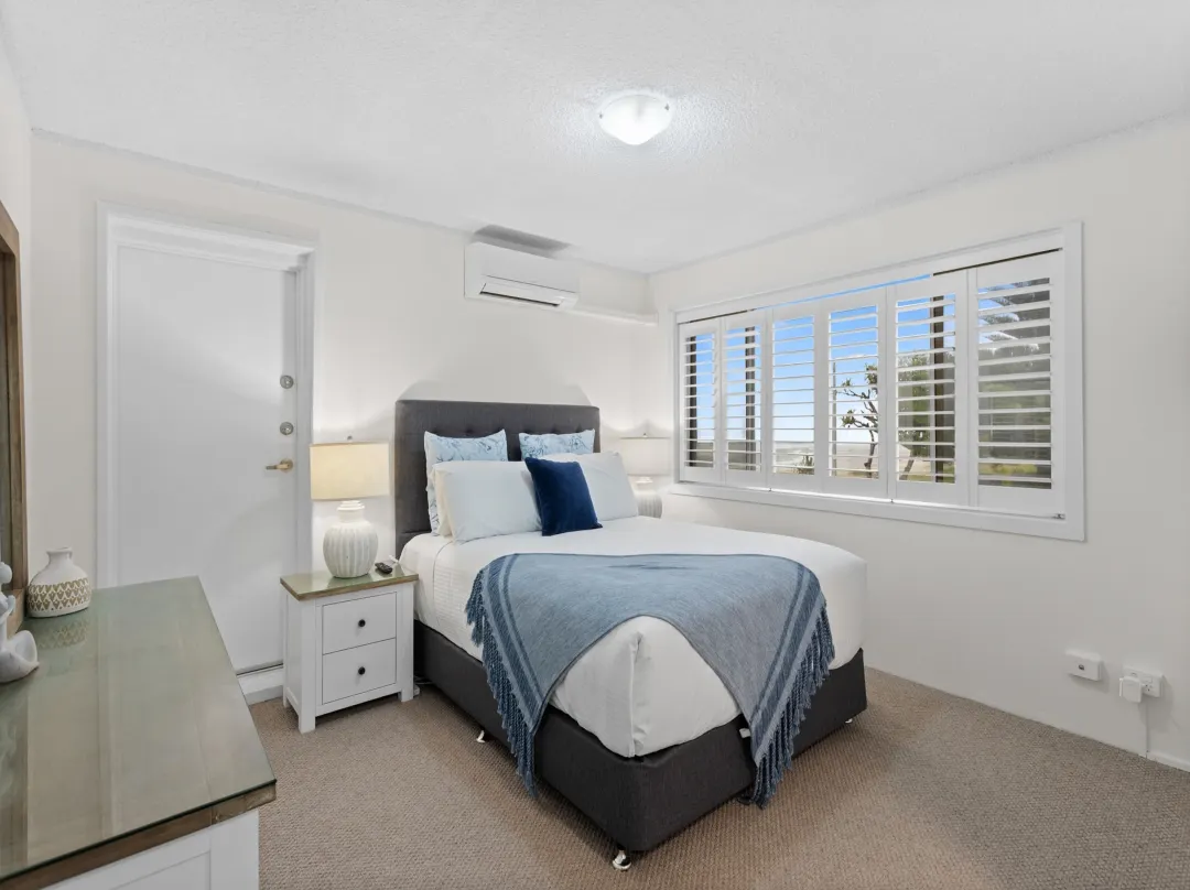 Wake To Waves In Spacious 3-bed Beachfront Unit - Broadbeach