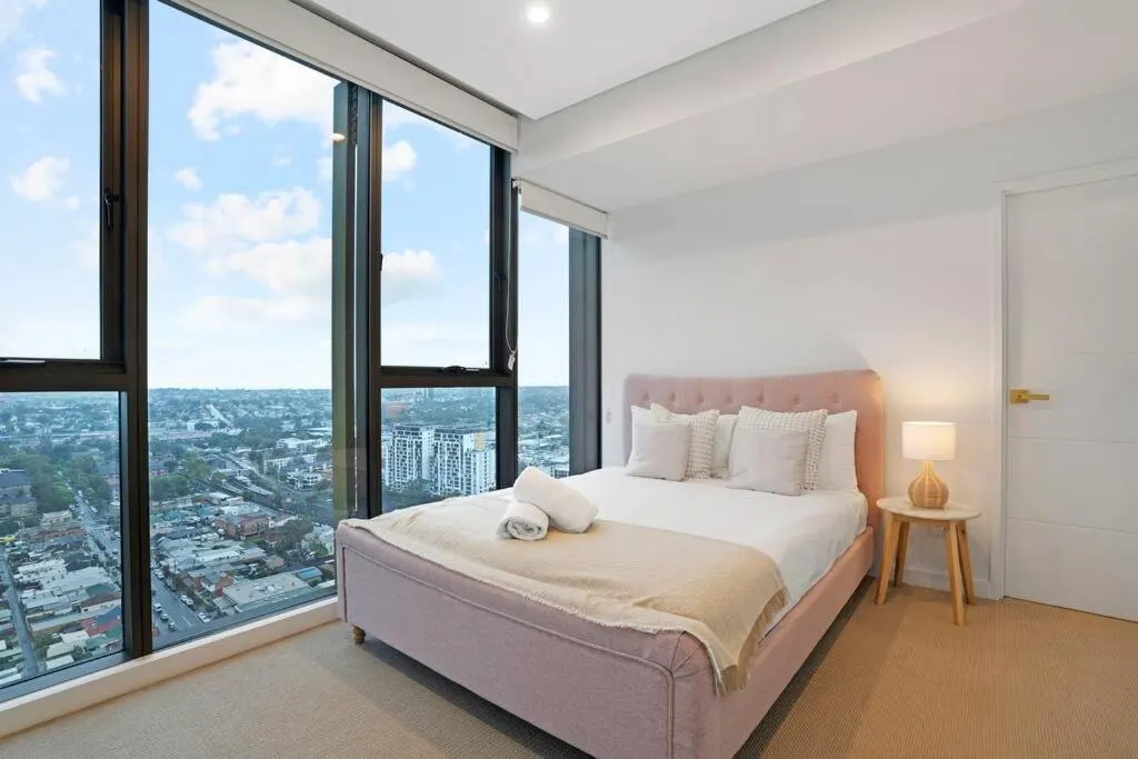 Modern 2br With City Views & Pool Near Parramatta - Parramatta