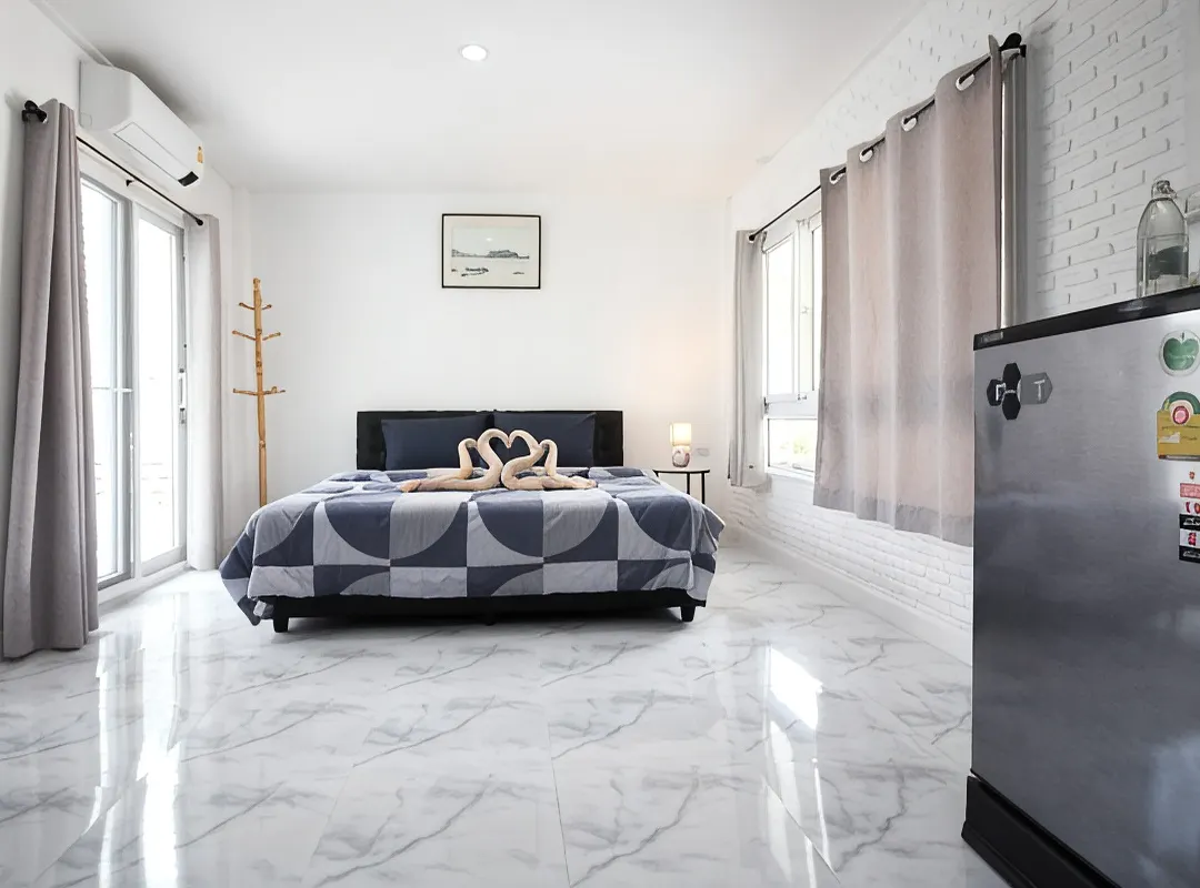 Charming White Wooden Home Stay - アユタヤ