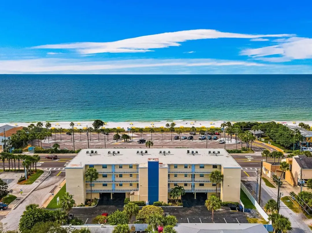 Stunning Beachside Bliss - Pool, Balcony, Modern Kitchen - Treasure Island, FL