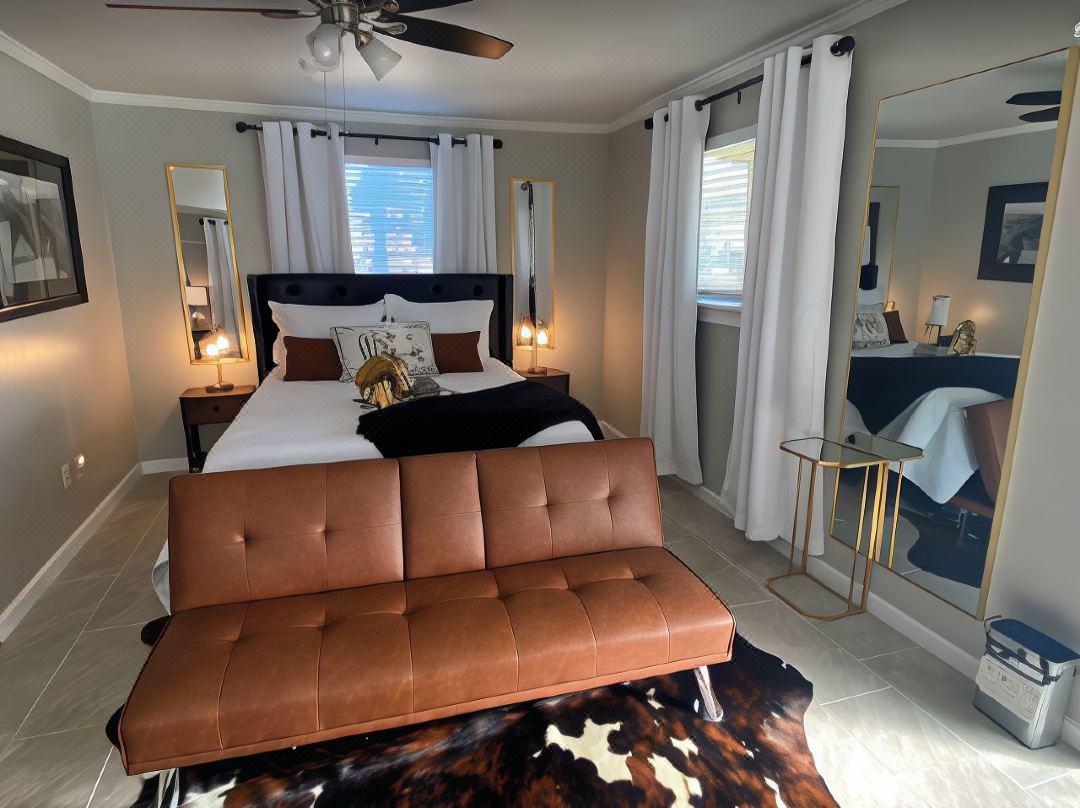 Stunning Cozy Downtown Guesthouse - San Antonio, TX
