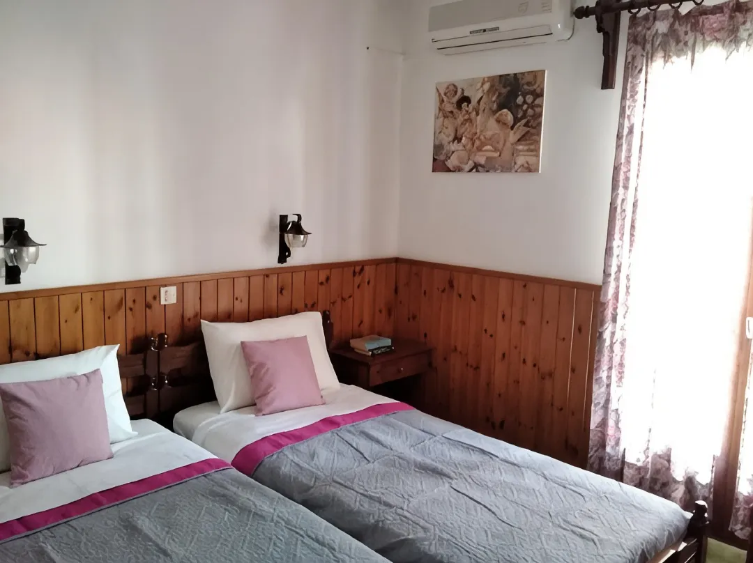 Pettite Morfo - Skiathos