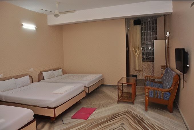 Hotel Saravana Grand - Valparai