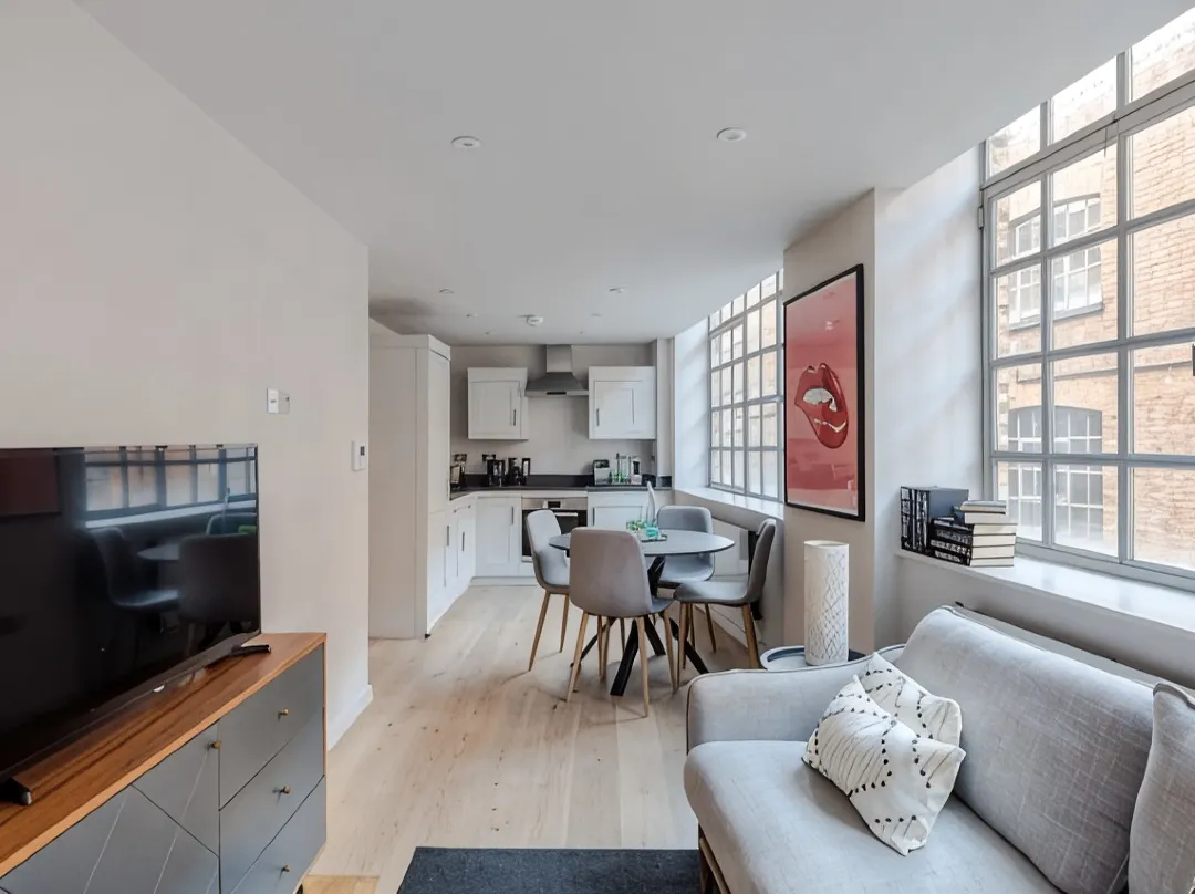 The Eyre Suite Seven - Farringdon - By Frankie - Bloomsbury