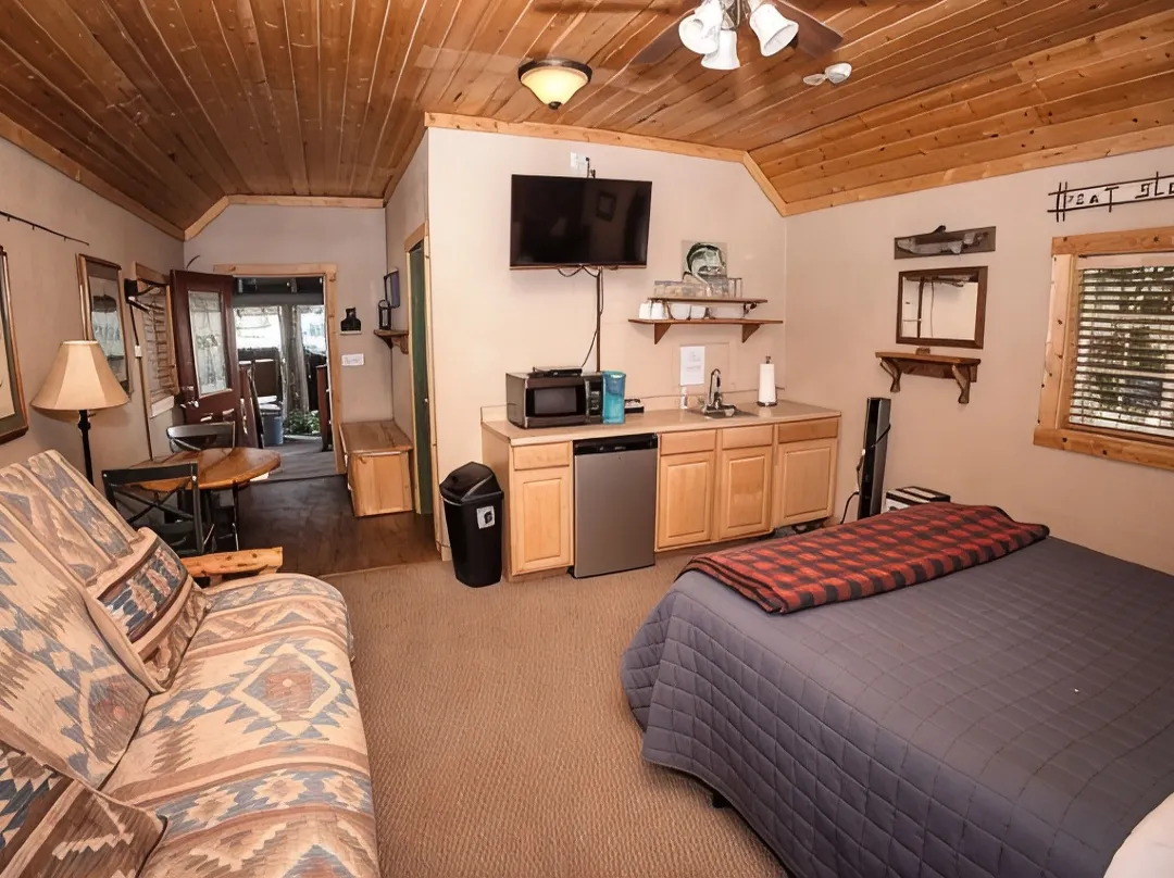 Shaver Lake Village Hotel - Huntington Lake, CA