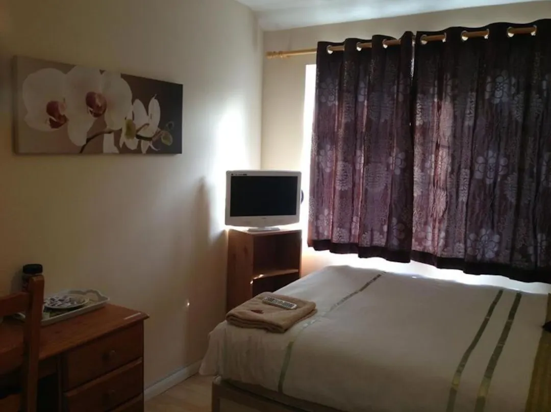 Double Room Private Shower Room - Hayes