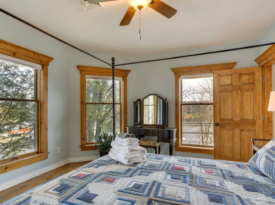 Victorian Lake Oasis | Hot Tub | 30 Min To Skiing - Narrowsburg, NY