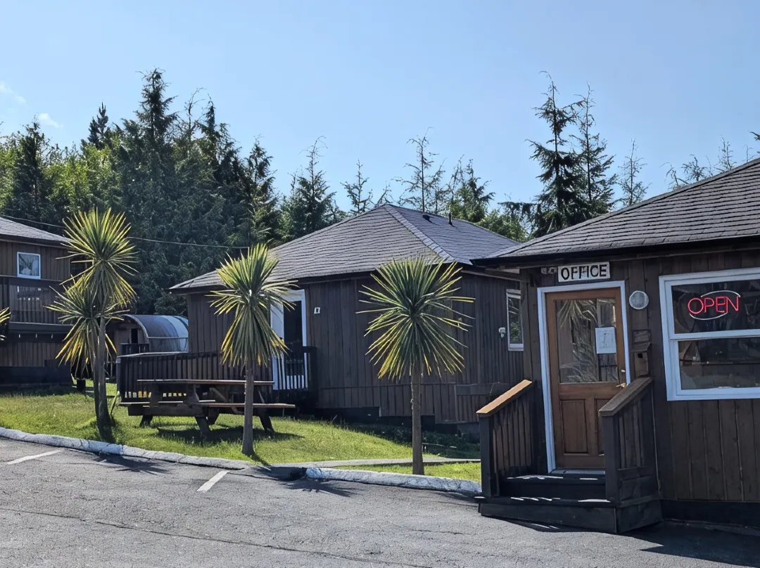 Little Beach Resort - Ucluelet