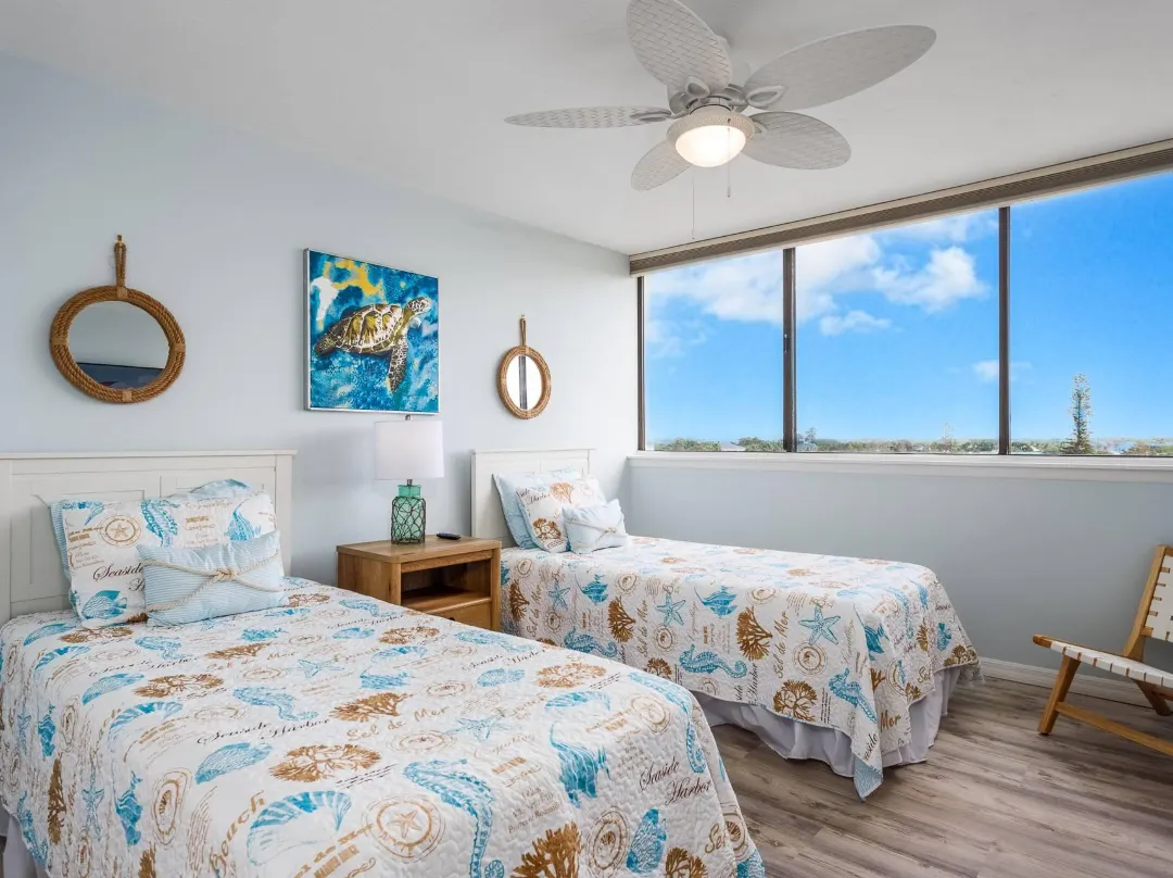 Stunning Gulf Views And Modern Coastal Décor - Exquisite Beachfront Retreat - Siesta Key, FL