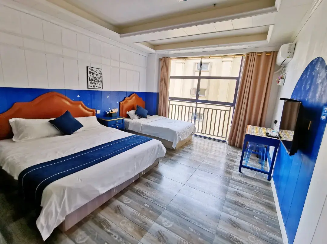 Fangchenggang Golden Harbor Holiday Hotel - 팡청강 시