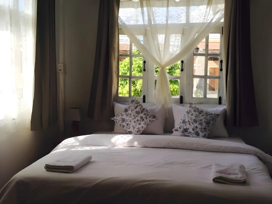 Norn Nab Dao Whitehouse - Chiang Khan