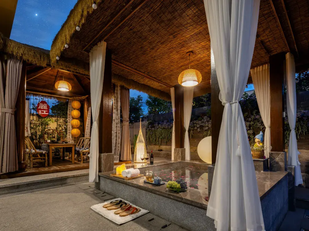 Lijiang Agarwood Ink Stained Snow Mountain Private Soup Hot Spring Resort - Lijiang