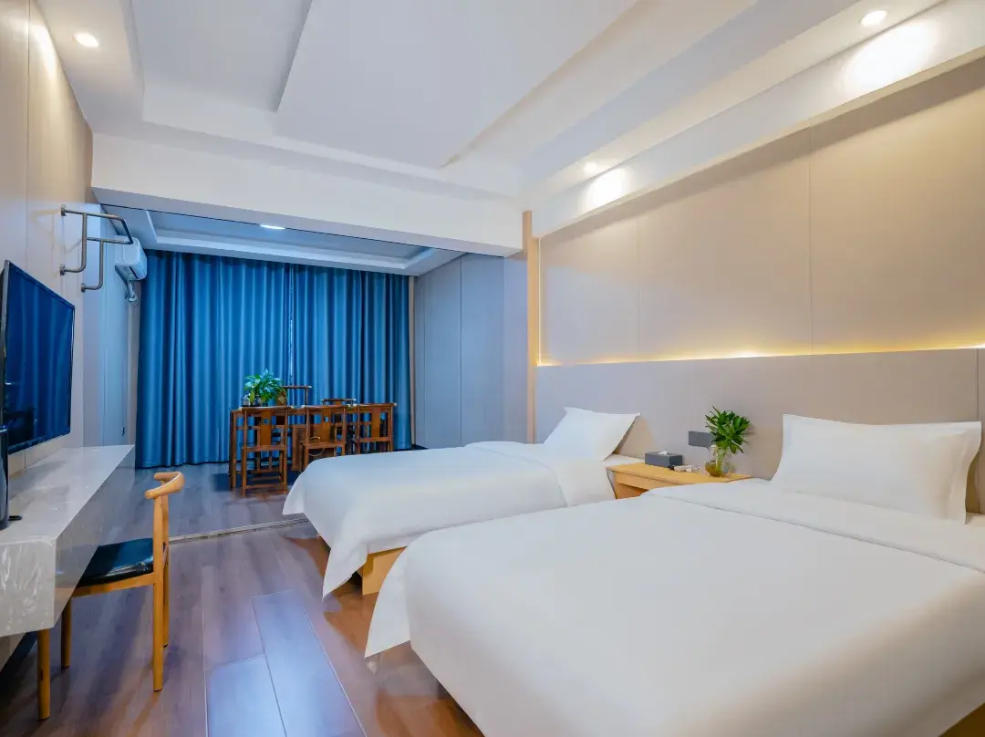 Yilong Ruiyun Hotel - Tongren