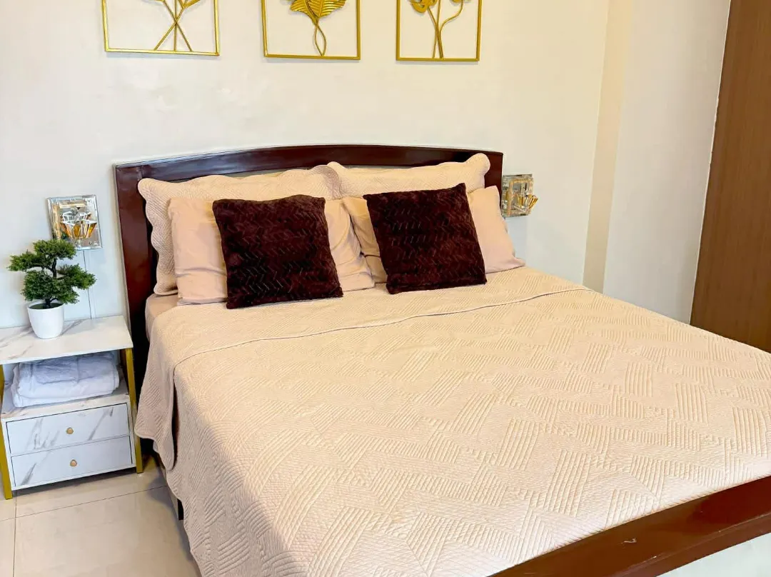 Chic Unit With Balcony - Free Wifi & Netflix Across Naia Terminal 3 Airport - 파라냐케