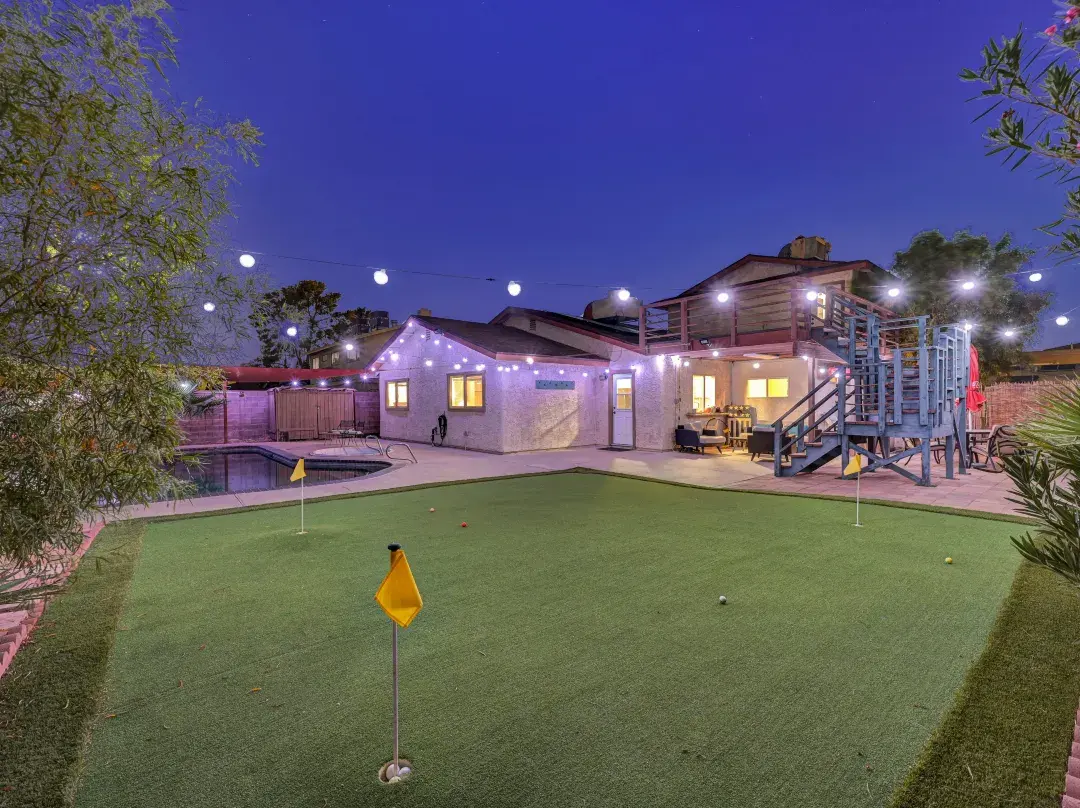 Fun 5 Bedroom Home By Strip, Pool, Putting Green - Las Vegas