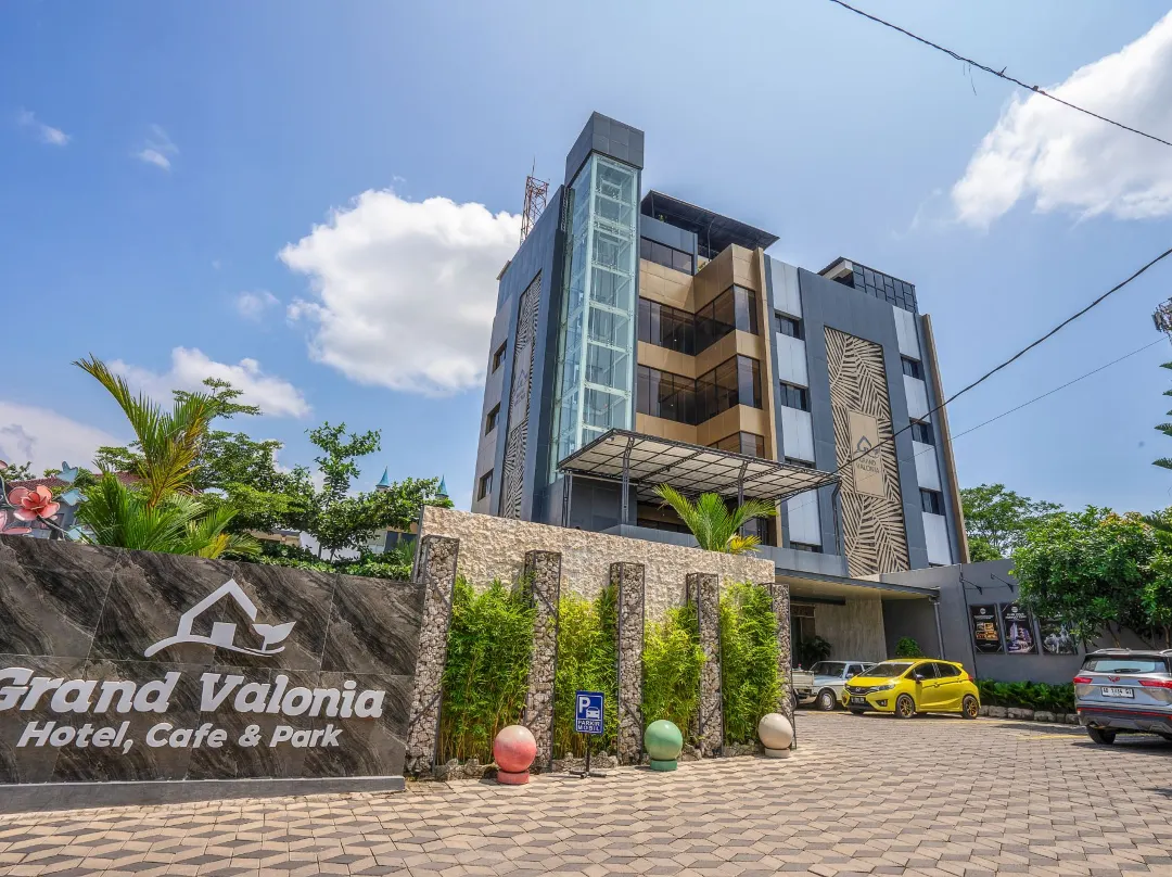 Grand Valonia Hotel Cafe & Park Jember - Jember