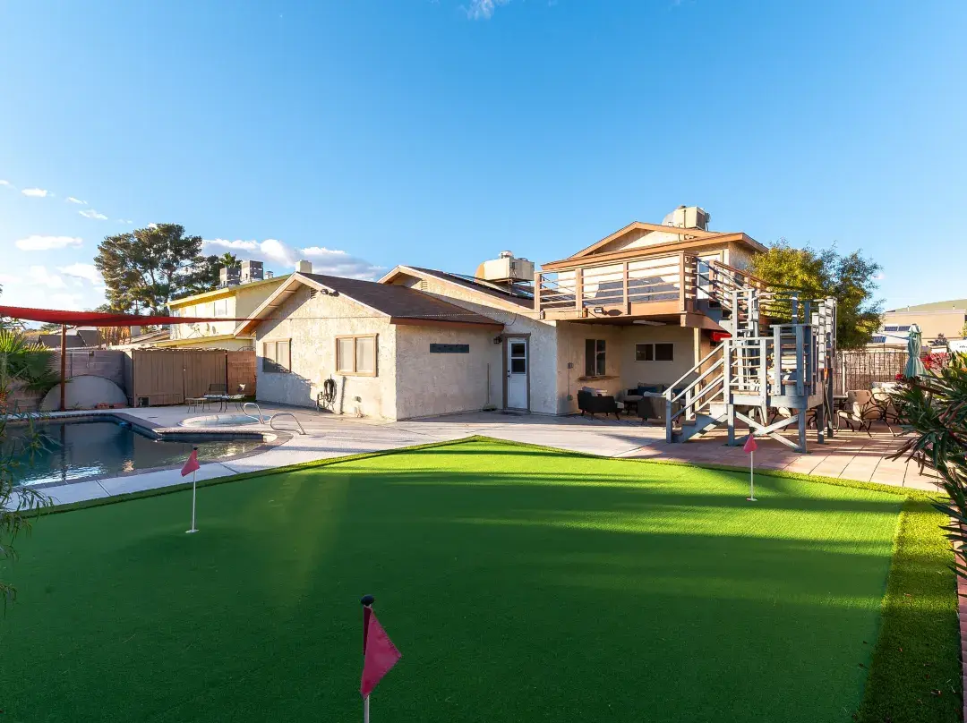 Fun 5 Bedroom Home By Strip, Pool, Putting Green - Las Vegas, NV