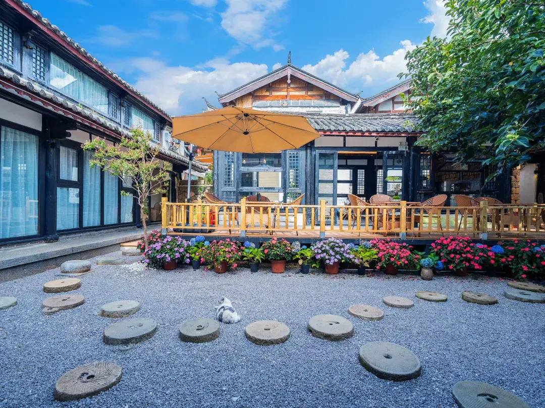 Lijiang Baisha Is Nothing More Than A Small Yin Light Luxury Resort Hotel - Lijiang