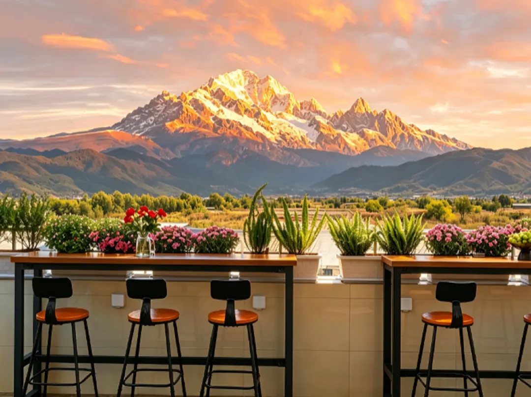 Yunblanc · Framed Snowy Mountain | Golden Sunrise Mountain View Audio-visual Resort Boutique Stay - Lijiang