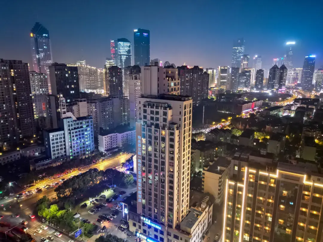 Tengwang Pavilion | High-altitude River View · View Cloud Designer Hotel - Nanchang
