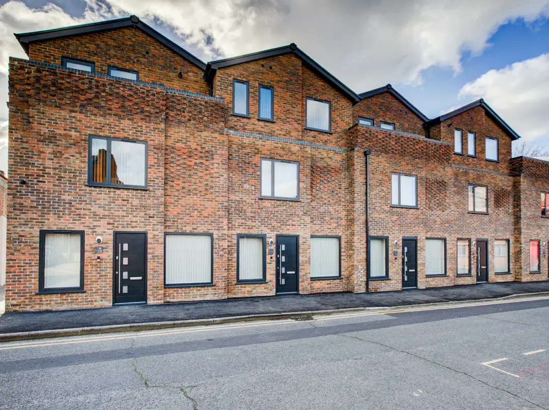 Hybrid Resi - Uxbridge With Onsite Car Parking, Near London Heathrow Airport - Slough