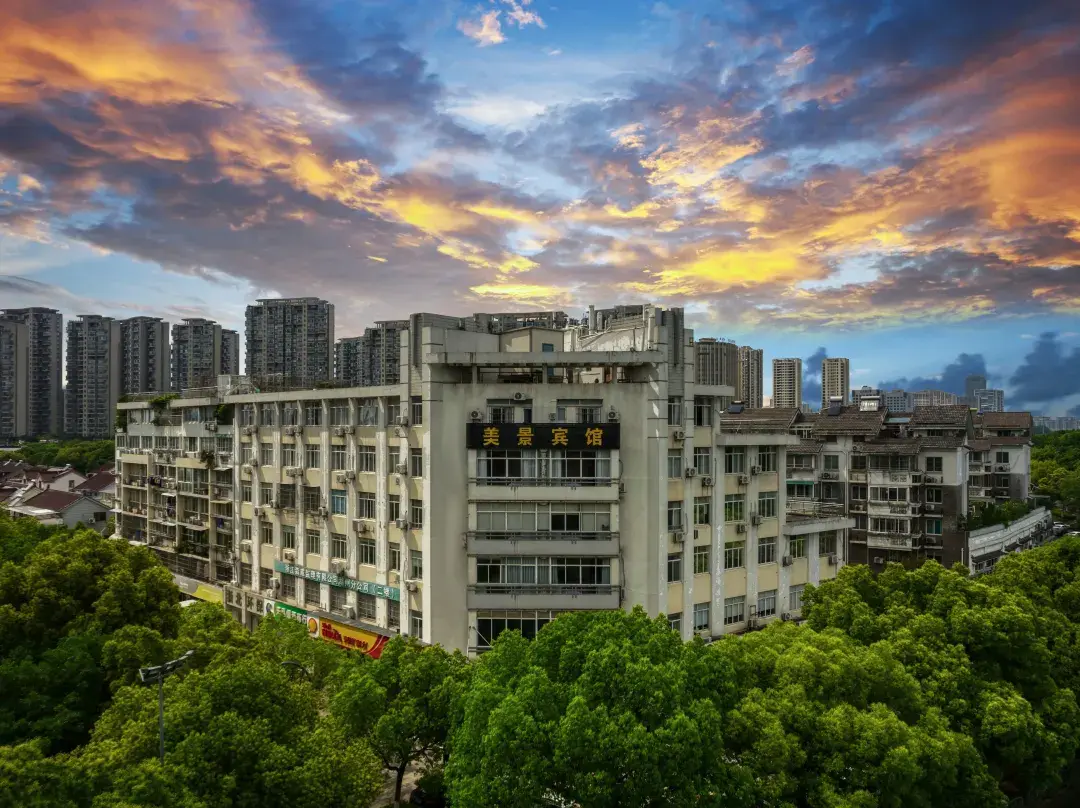 Beautiful View Light Luxury Holiday Hotel - Huzhou