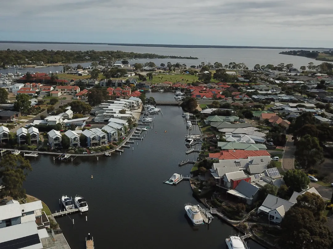 Captains Cove 1st Floor Spa Luxury Apartments - Free Netflix - Bairnsdale