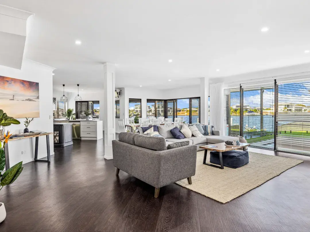 Opulent Canal-front Retreat - Bribie Island